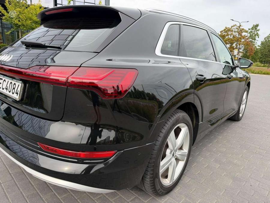 Black Audi E-Tron 2019 in Vilnius, with an engine capacity of 0.00 L and mileage of 170 thousand km for 21800 €, photo 11 on AUTOMOTO.COM.LV