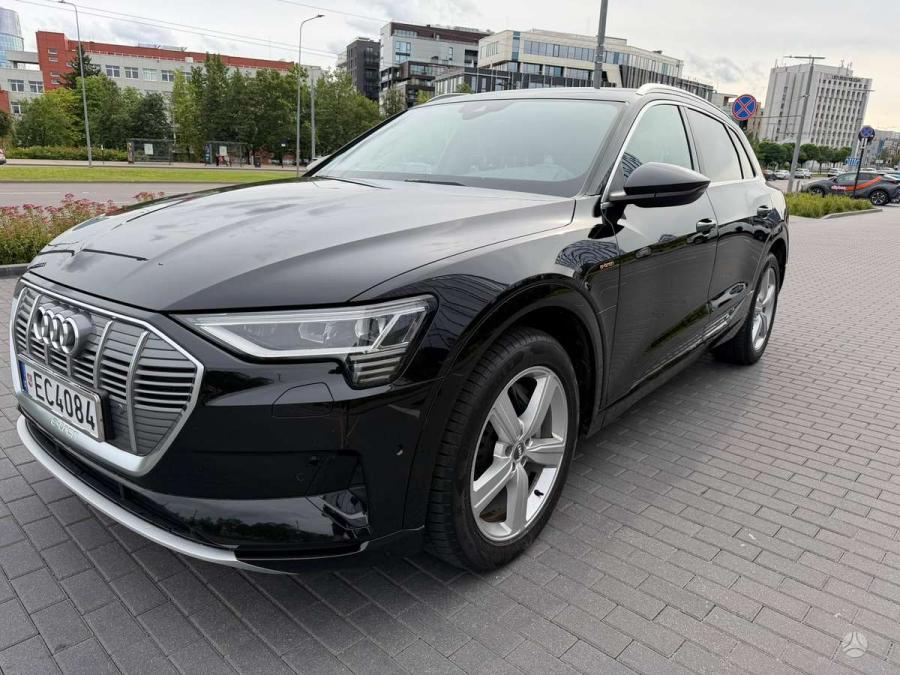 Black Audi E-Tron 2019 in Vilnius, with an engine capacity of 0.00 L and mileage of 170 thousand km for 21800 €, photo 12 on AUTOMOTO.COM.LV