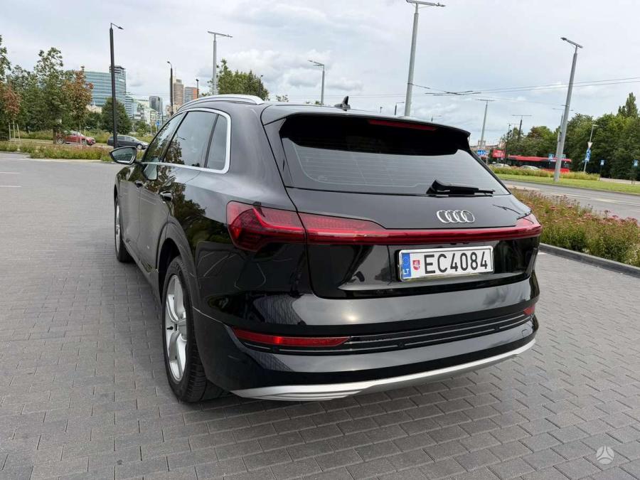Black Audi E-Tron 2019 in Vilnius, with an engine capacity of 0.00 L and mileage of 170 thousand km for 21800 €, photo 13 on AUTOMOTO.COM.LV