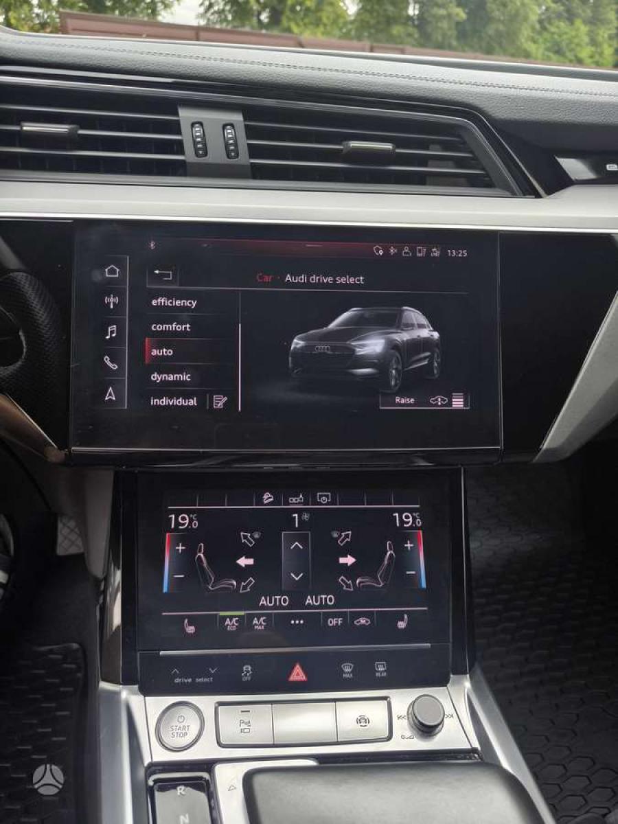 Black Audi E-Tron 2019 in Vilnius, with an engine capacity of 0.00 L and mileage of 170 thousand km for 21800 €, photo 19 on AUTOMOTO.COM.LV