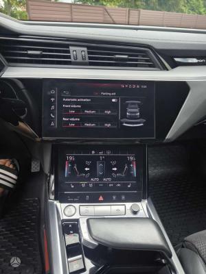 Black Audi E-Tron 2019 in Vilnius, with an engine capacity of 0.00 L and mileage of 170 thousand km for 21800 €, photo 21 on AUTOMOTO.COM.LV