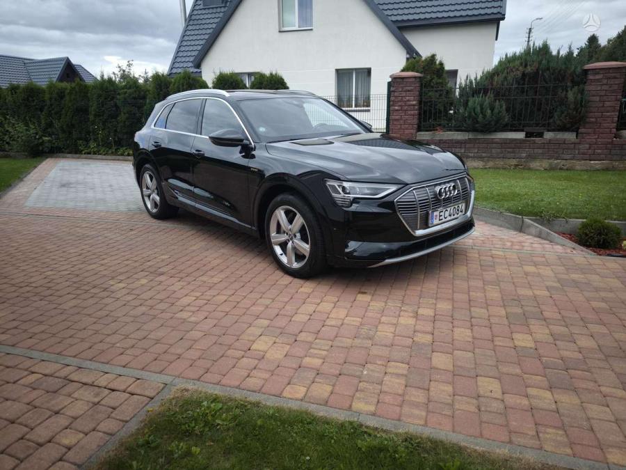 Black Audi E-Tron 2019 in Vilnius, with an engine capacity of 0.00 L and mileage of 173 thousand km for 21450 €, photo 3 on AUTOMOTO.COM.LV