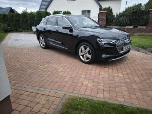 Black Audi E-Tron 2019 in Vilnius, with an engine capacity of 0.00 L and mileage of 173 thousand km for 21450 €, photo 4 on AUTOMOTO.COM.LV