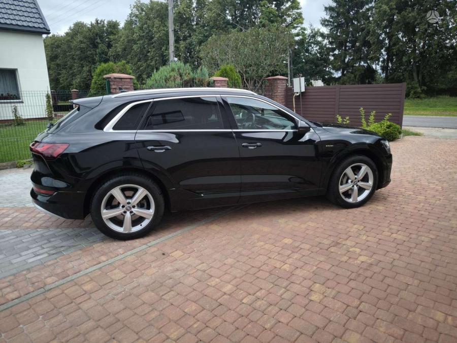Black Audi E-Tron 2019 in Vilnius, with an engine capacity of 0.00 L and mileage of 173 thousand km for 21450 €, photo 5 on AUTOMOTO.COM.LV