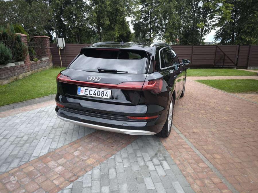 Black Audi E-Tron 2019 in Vilnius, with an engine capacity of 0.00 L and mileage of 173 thousand km for 21450 €, photo 7 on AUTOMOTO.COM.LV