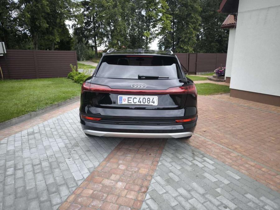 Black Audi E-Tron 2019 in Vilnius, with an engine capacity of 0.00 L and mileage of 173 thousand km for 21450 €, photo 8 on AUTOMOTO.COM.LV