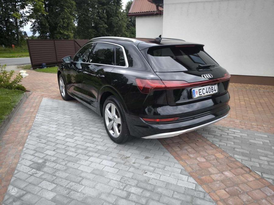 Black Audi E-Tron 2019 in Vilnius, with an engine capacity of 0.00 L and mileage of 173 thousand km for 21450 €, photo 9 on AUTOMOTO.COM.LV