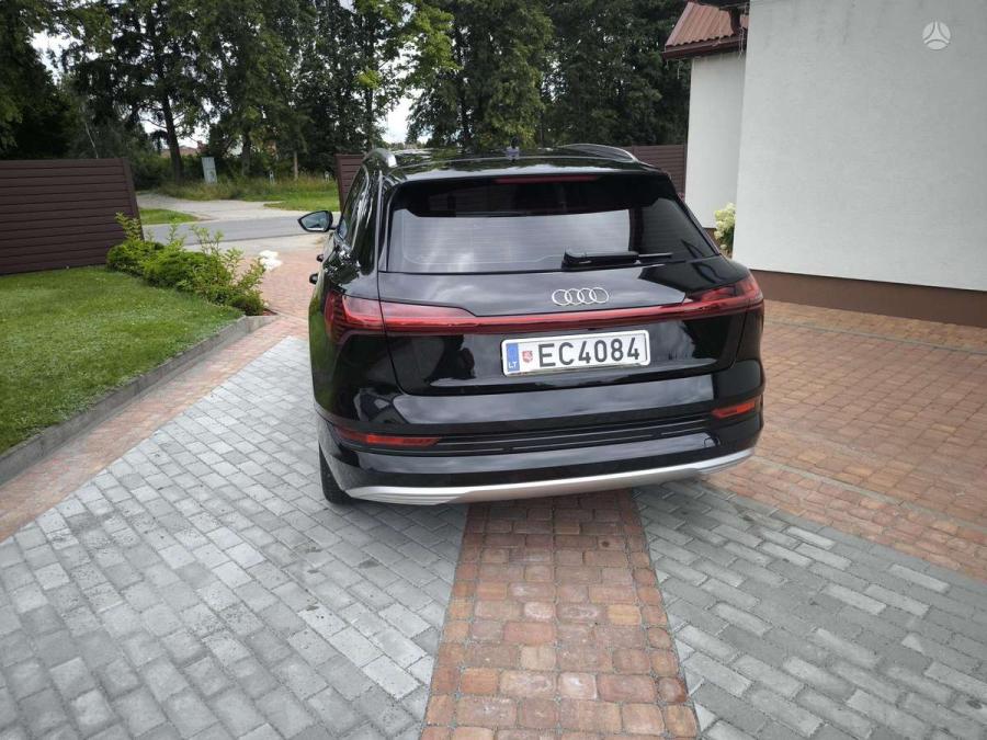 Black Audi E-Tron 2019 in Vilnius, with an engine capacity of 0.00 L and mileage of 173 thousand km for 21450 €, photo 10 on AUTOMOTO.COM.LV