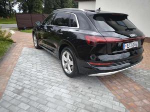 Black Audi E-Tron 2019 in Vilnius, with an engine capacity of 0.00 L and mileage of 173 thousand km for 21450 €, photo 11 on AUTOMOTO.COM.LV