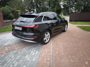 Black Audi E-Tron 2019 in Vilnius, with an engine capacity of 0.00 L and mileage of 173 thousand km for 21450 €, photo 12 on AUTOMOTO.COM.LV