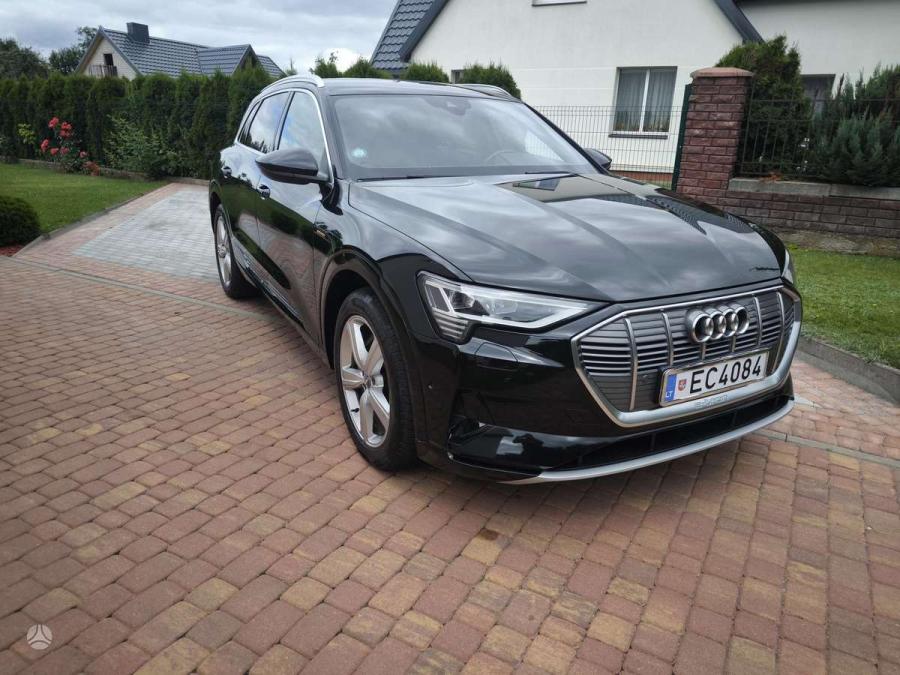 Black Audi E-Tron 2019 in Vilnius, with an engine capacity of 0.00 L and mileage of 173 thousand km for 21450 €, photo 14 on AUTOMOTO.COM.LV