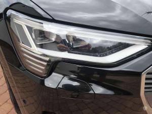 Black Audi E-Tron 2019 in Vilnius, with an engine capacity of 0.00 L and mileage of 173 thousand km for 21450 €, photo 15 on AUTOMOTO.COM.LV