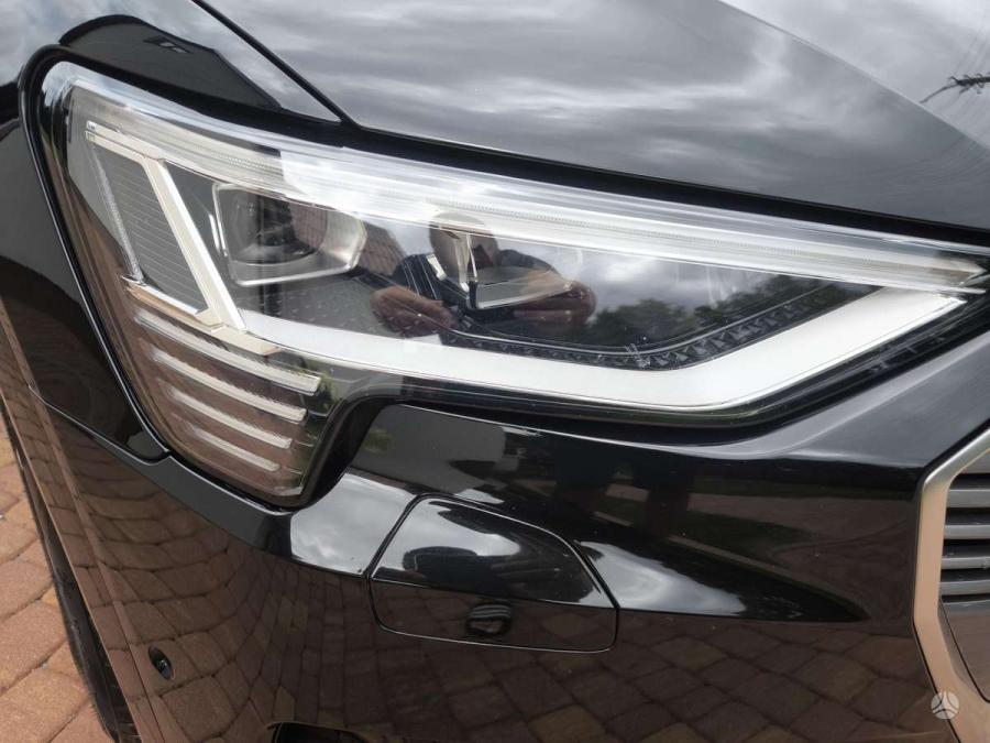 Black Audi E-Tron 2019 in Vilnius, with an engine capacity of 0.00 L and mileage of 173 thousand km for 21450 €, photo 15 on AUTOMOTO.COM.LV