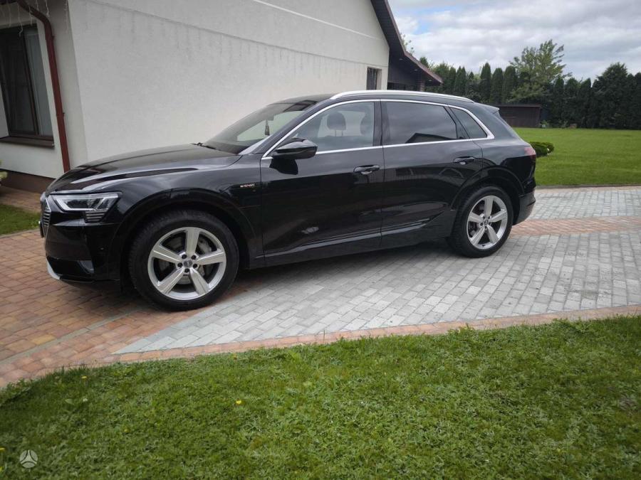 Black Audi E-Tron 2019 in Vilnius, with an engine capacity of 0.00 L and mileage of 173 thousand km for 21450 €, photo 16 on AUTOMOTO.COM.LV