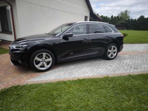 Black Audi E-Tron 2019 in Vilnius, with an engine capacity of 0.00 L and mileage of 173 thousand km for 21450 €, photo 17 on AUTOMOTO.COM.LV