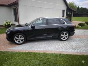 Black Audi E-Tron 2019 in Vilnius, with an engine capacity of 0.00 L and mileage of 173 thousand km for 21450 €, photo 18 on AUTOMOTO.COM.LV