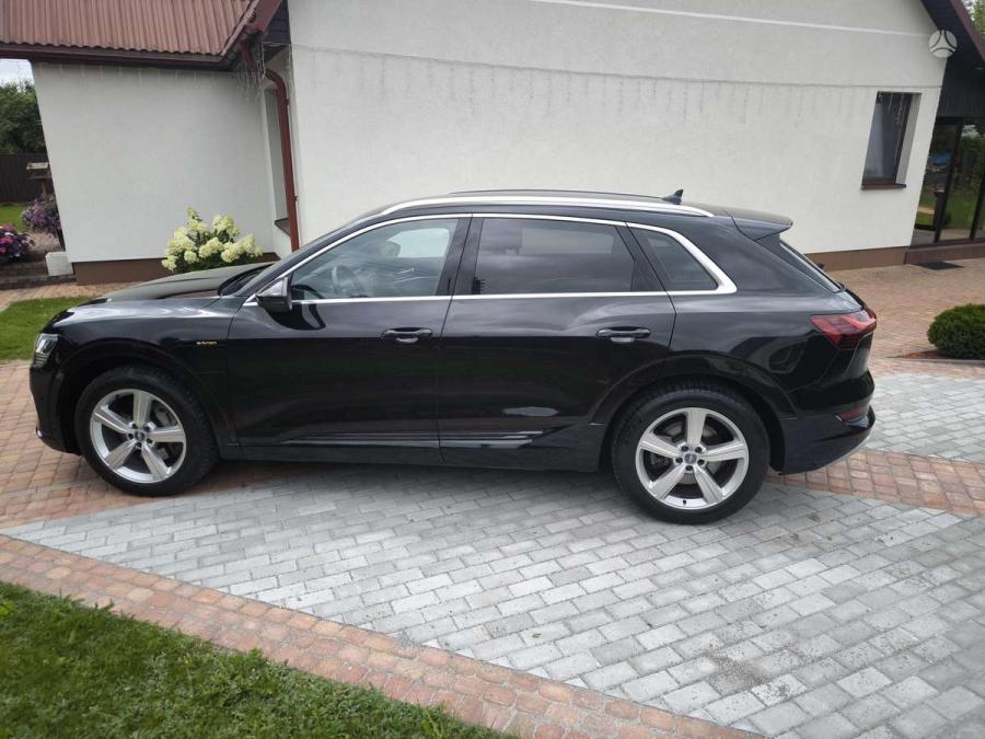 Black Audi E-Tron 2019 in Vilnius, with an engine capacity of 0.00 L and mileage of 173 thousand km for 21450 €, photo 19 on AUTOMOTO.COM.LV