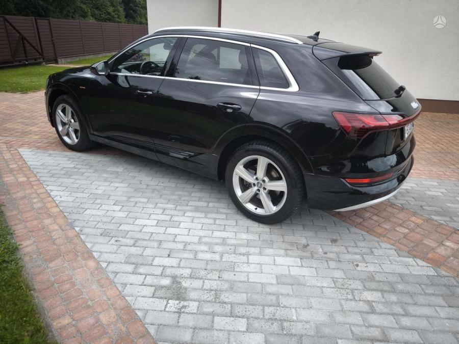 Black Audi E-Tron 2019 in Vilnius, with an engine capacity of 0.00 L and mileage of 173 thousand km for 21450 €, photo 20 on AUTOMOTO.COM.LV