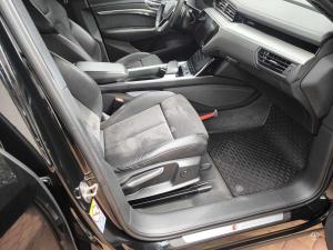 Black Audi E-Tron 2019 in Vilnius, with an engine capacity of 0.00 L and mileage of 173 thousand km for 21450 €, photo 25 on AUTOMOTO.COM.LV