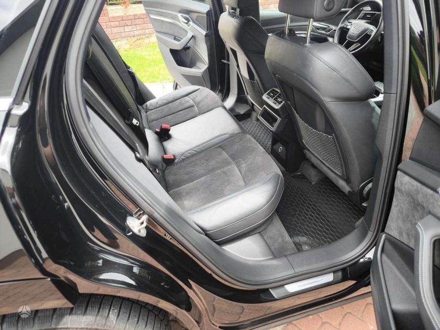 Black Audi E-Tron 2019 in Vilnius, with an engine capacity of 0.00 L and mileage of 173 thousand km for 21450 €, photo 26 on AUTOMOTO.COM.LV
