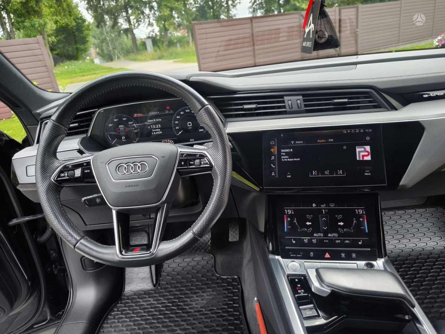 Black Audi E-Tron 2019 in Vilnius, with an engine capacity of 0.00 L and mileage of 173 thousand km for 21450 €, photo 28 on AUTOMOTO.COM.LV