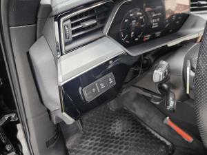 Black Audi E-Tron 2019 in Vilnius, with an engine capacity of 0.00 L and mileage of 173 thousand km for 21450 €, photo 30 on AUTOMOTO.COM.LV