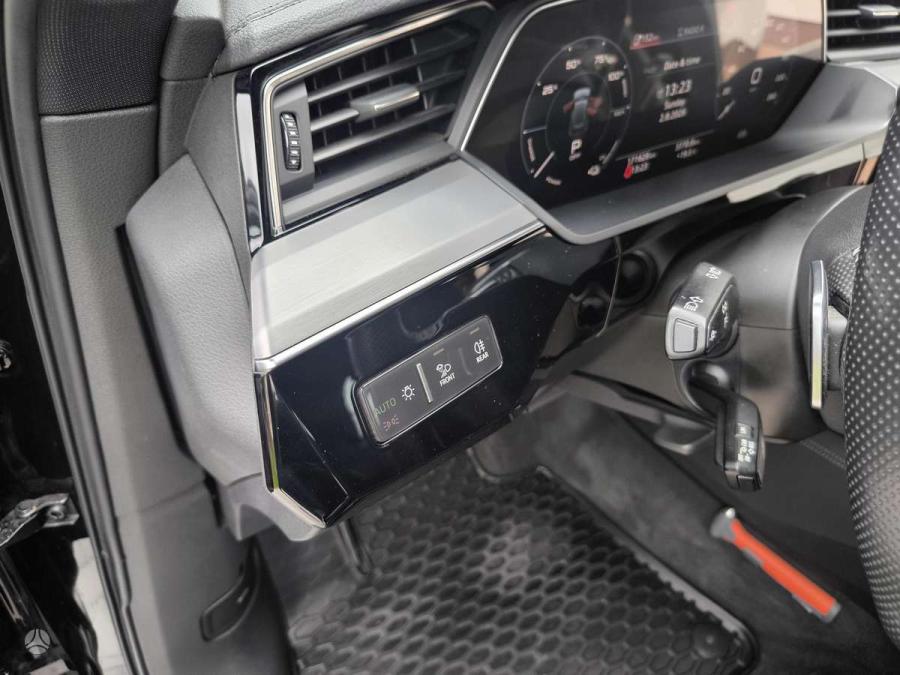Black Audi E-Tron 2019 in Vilnius, with an engine capacity of 0.00 L and mileage of 173 thousand km for 21450 €, photo 30 on AUTOMOTO.COM.LV