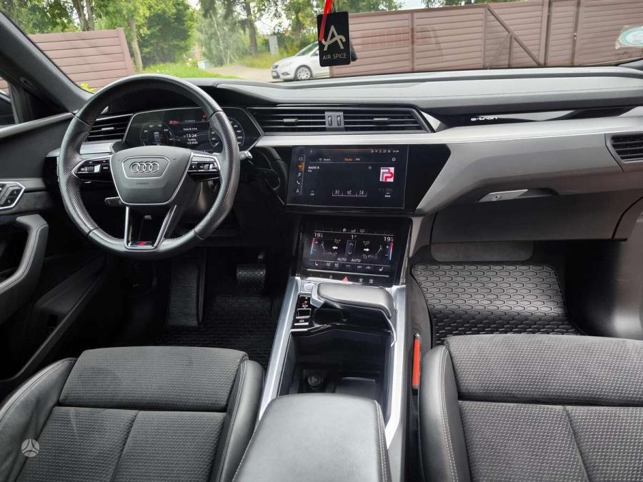 Black Audi E-Tron 2019 in Vilnius, with an engine capacity of 0.00 L and mileage of 173 thousand km for 21450 €, photo 31 on AUTOMOTO.COM.LV