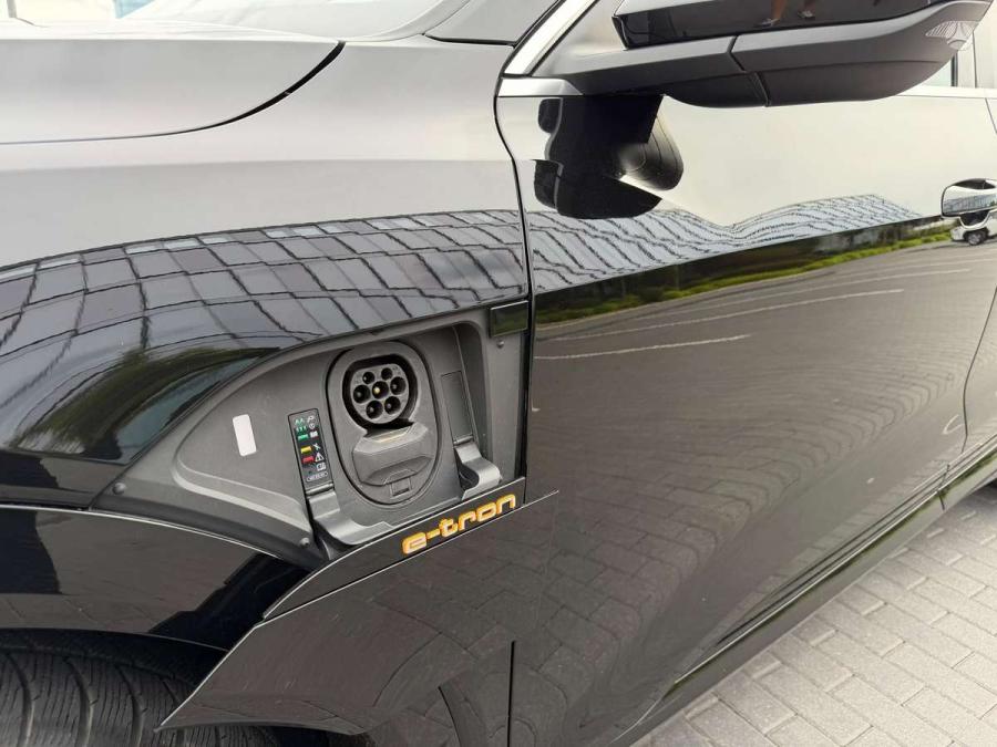 Black Audi E-Tron 2019 in Vilnius, with an engine capacity of 0.00 L and mileage of 173 thousand km for 21450 €, photo 33 on AUTOMOTO.COM.LV