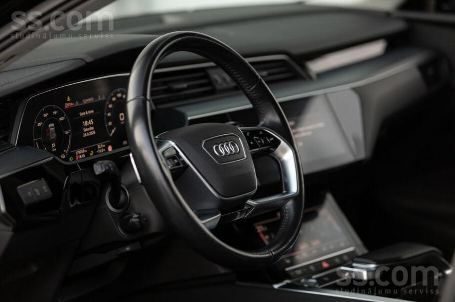 Melns Audi E-Tron 2019 Jelgava, ar dzinēja tilpumu 0.00 L un nobraukumu 0 tūkst. km par 18900 €, foto 17 vietnē AUTOMOTO.COM.LV