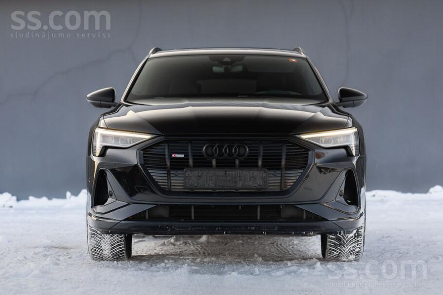 Black Audi E-Tron 2020 in Jelgava, with an engine capacity of 0.00 L and mileage of 152 thousand km for 28500 €, photo 2 on AUTOMOTO.COM.LV