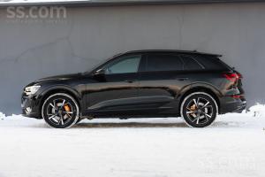 Black Audi E-Tron 2020 in Jelgava, with an engine capacity of 0.00 L and mileage of 152 thousand km for 28500 €, photo 7 on AUTOMOTO.COM.LV
