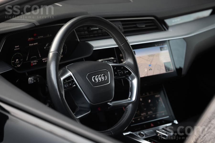 Black Audi E-Tron 2020 in Jelgava, with an engine capacity of 0.00 L and mileage of 152 thousand km for 28500 €, photo 15 on AUTOMOTO.COM.LV