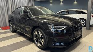 Black Audi E-Tron 2020 in Marupe, with an engine capacity of 0.00 L and mileage of 122 thousand km for 27990 €, photo 4 on AUTOMOTO.COM.LV