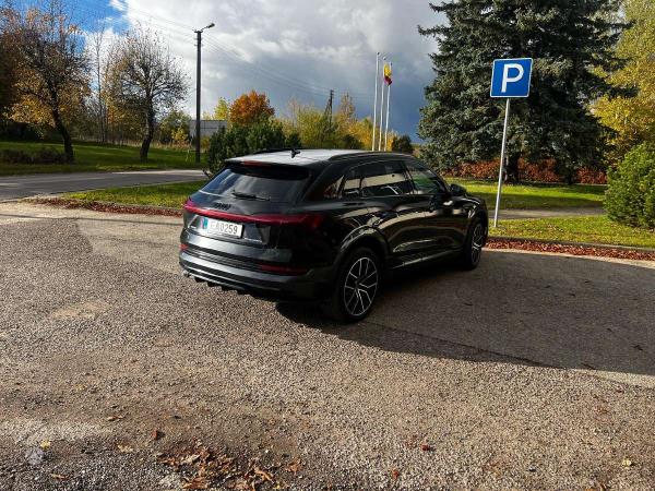 Black Audi E-Tron 2020 in Anyksciai, with an engine capacity of 0.00 L and mileage of 126 thousand km for 33000 €, photo 7 on AUTOMOTO.COM.LV