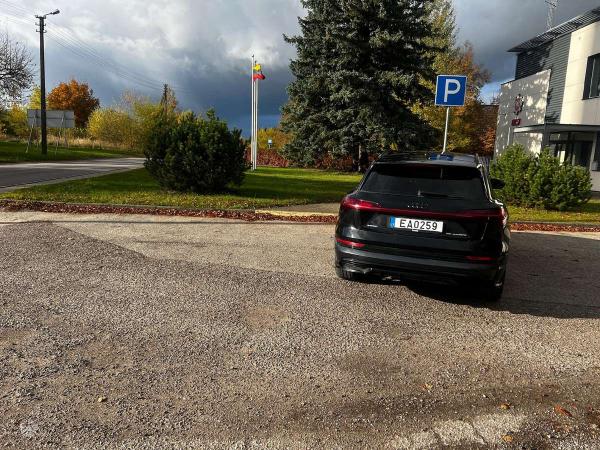 Black Audi E-Tron 2020 in Anyksciai, with an engine capacity of 0.00 L and mileage of 126 thousand km for 33000 €, photo 8 on AUTOMOTO.COM.LV