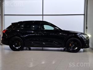 Black Audi E-Tron 2020 in Riga, with an engine capacity of 0.00 L and mileage of 133 thousand km for 27500 €, photo 5 on AUTOMOTO.COM.LV