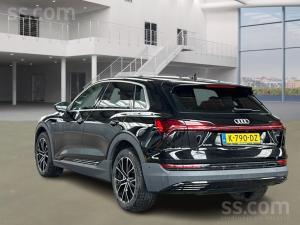Black Audi E-Tron 2020 in Riga, with an engine capacity of 0.00 L and mileage of 65 thousand km for 25900 €, photo 5 on AUTOMOTO.COM.LV