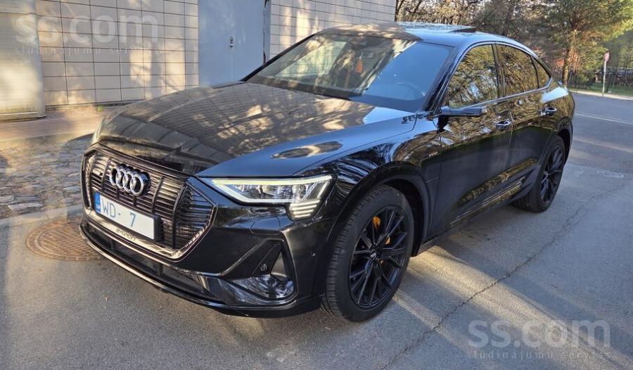 Black Audi E-Tron 2020 in Riga, with an engine capacity of 0.00 L and mileage of 100 thousand km for 30700 €, photo 3 on AUTOMOTO.COM.LV