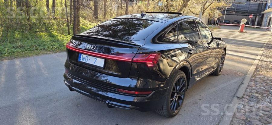 Black Audi E-Tron 2020 in Riga, with an engine capacity of 0.00 L and mileage of 100 thousand km for 30700 €, photo 6 on AUTOMOTO.COM.LV