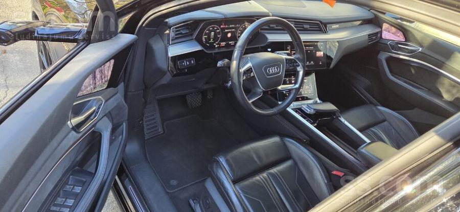 Black Audi E-Tron 2020 in Riga, with an engine capacity of 0.00 L and mileage of 100 thousand km for 30700 €, photo 9 on AUTOMOTO.COM.LV