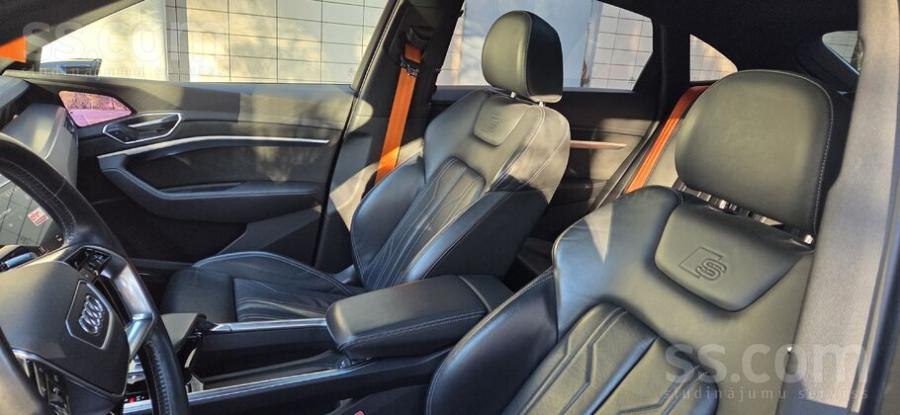Black Audi E-Tron 2020 in Riga, with an engine capacity of 0.00 L and mileage of 100 thousand km for 30700 €, photo 10 on AUTOMOTO.COM.LV