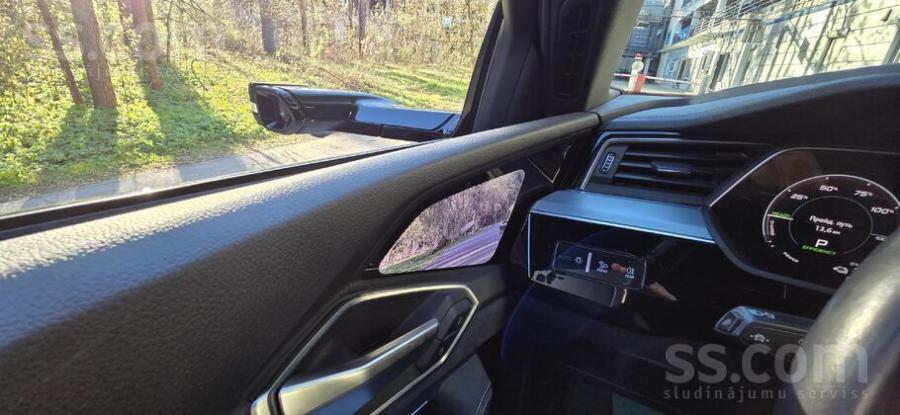 Black Audi E-Tron 2020 in Riga, with an engine capacity of 0.00 L and mileage of 100 thousand km for 30700 €, photo 12 on AUTOMOTO.COM.LV