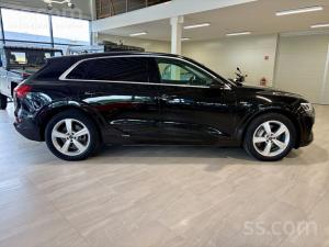 Melns Audi E-Tron 2020 Dobele, ar dzinēja tilpumu 0.00 L un nobraukumu 139 tūkst. km par 24550 €, foto 3 vietnē AUTOMOTO.COM.LV