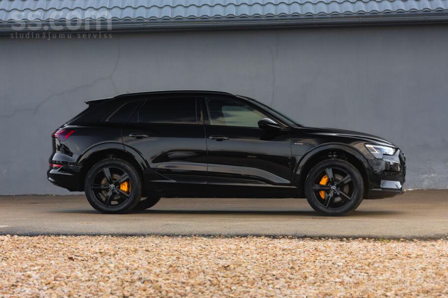Black Audi E-Tron 2020 in Jelgava, with an engine capacity of 0.00 L and mileage of 157 thousand km for 22000 €, photo 5 on AUTOMOTO.COM.LV