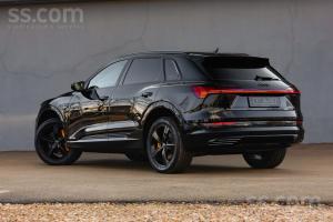 Black Audi E-Tron 2020 in Jelgava, with an engine capacity of 0.00 L and mileage of 157 thousand km for 22000 €, photo 8 on AUTOMOTO.COM.LV