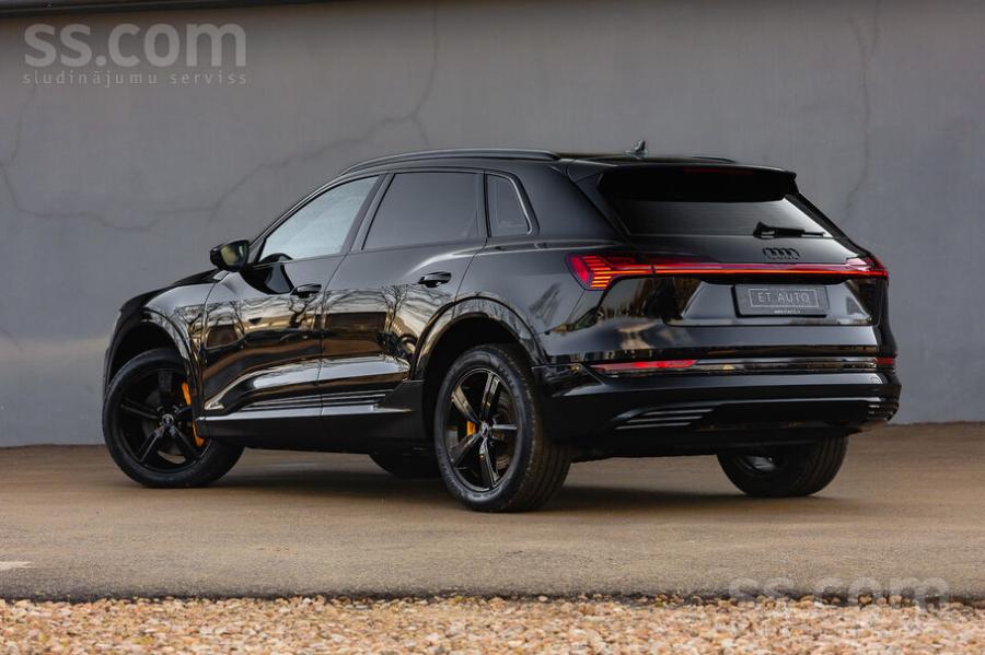 Black Audi E-Tron 2020 in Jelgava, with an engine capacity of 0.00 L and mileage of 157 thousand km for 22000 €, photo 8 on AUTOMOTO.COM.LV