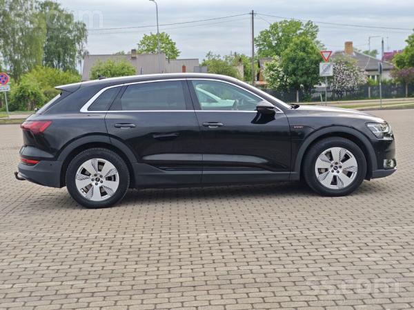 Black Audi E-Tron 2020 in Riga, with an engine capacity of 0.00 L and mileage of 178 thousand km for 23550 €, photo 4 on AUTOMOTO.COM.LV