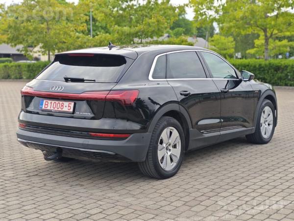 Black Audi E-Tron 2020 in Riga, with an engine capacity of 0.00 L and mileage of 178 thousand km for 23550 €, photo 5 on AUTOMOTO.COM.LV
