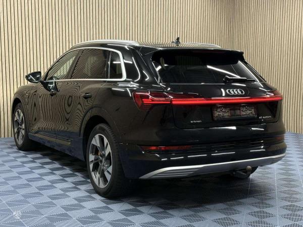 Black Audi E-Tron 2020 in Marijampole, with an engine capacity of 0.00 L and mileage of 76 thousand km for 27000 €, photo 6 on AUTOMOTO.COM.LV
